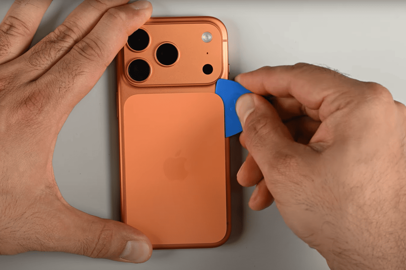 Scratchgate Strikes iPhone 17 Pro: iFixit Finds the Aluminum Finish ...
