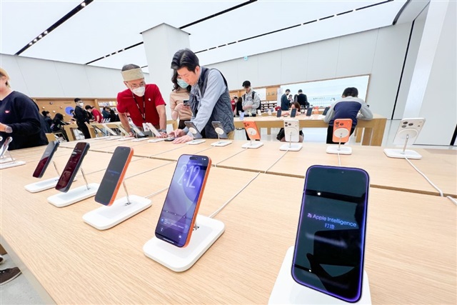 Apple’s Upgrade Playbook Powers Its Lead in 2025 Global Smartphone ...